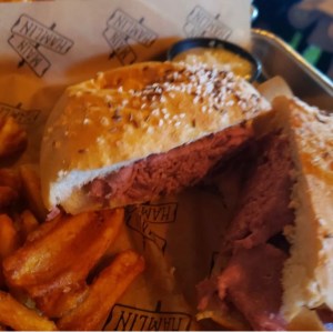 The Bar at Main & Hamlin – Neighborhood Bar & Restaurant