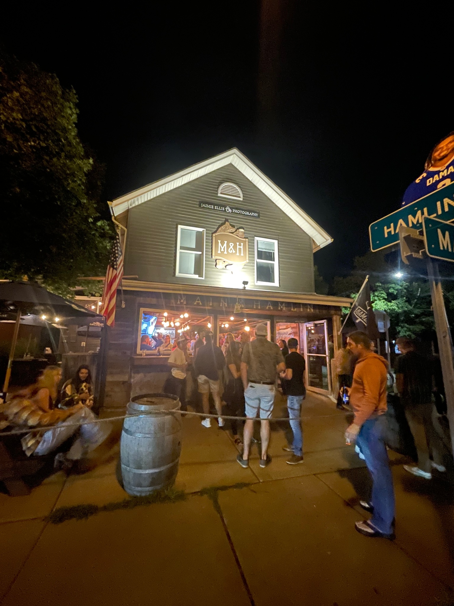 The Bar at Main & Hamlin – Neighborhood Bar & Restaurant